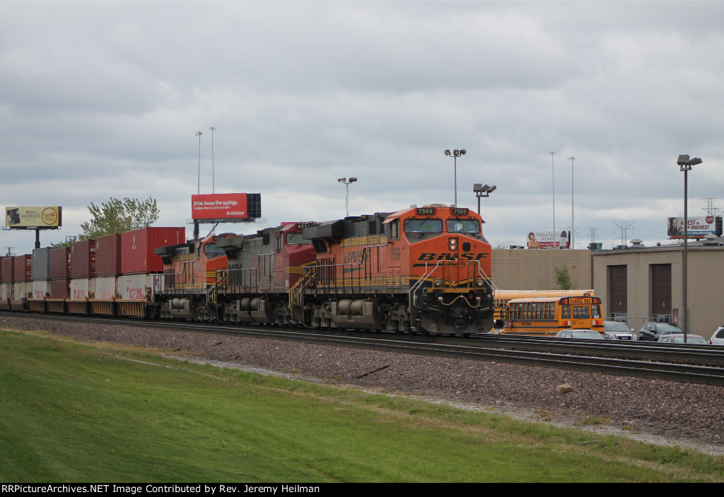 BNSF 7569 & others (3)